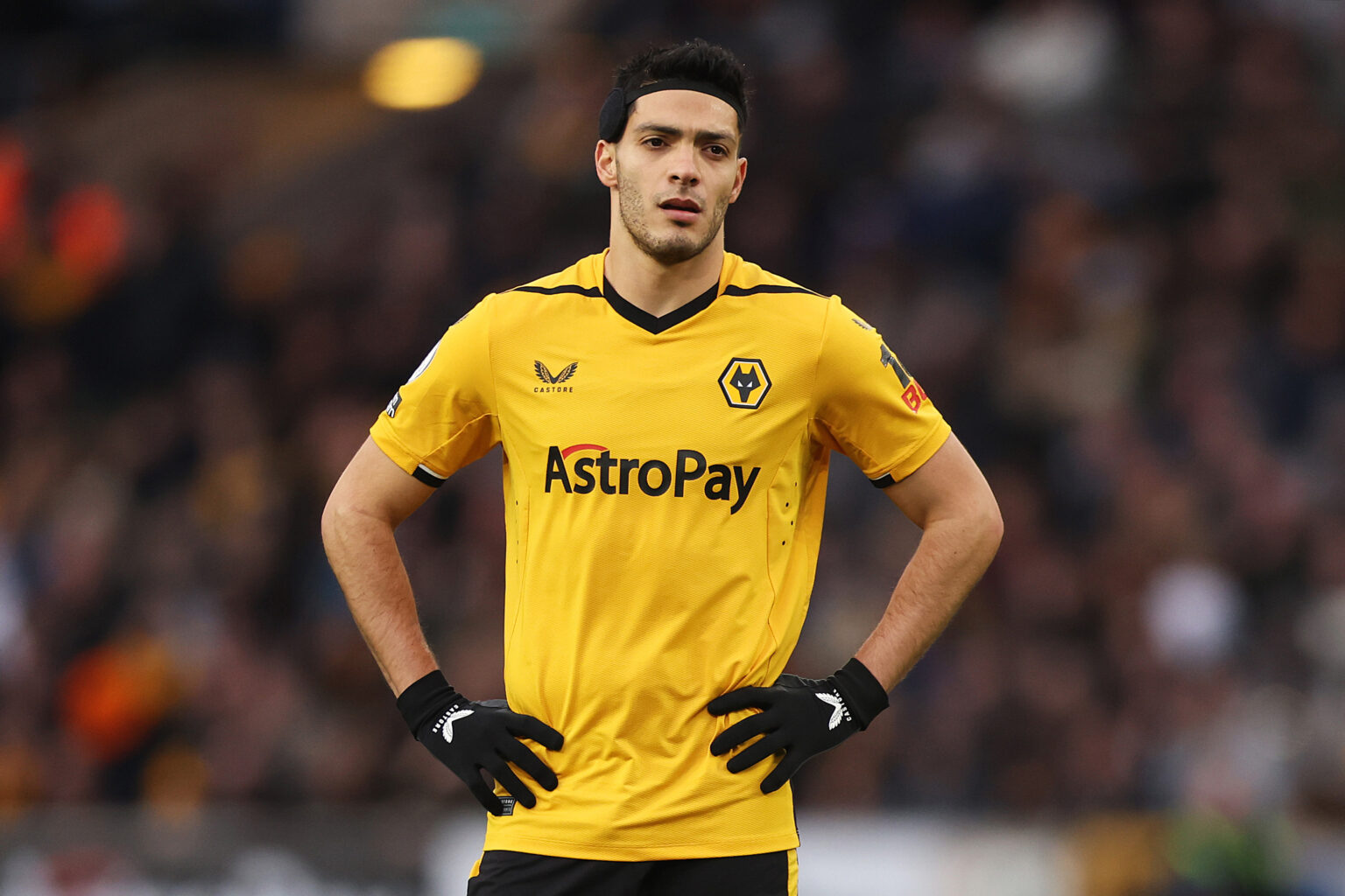 Wolves close in on stunning Raul Jimenez return